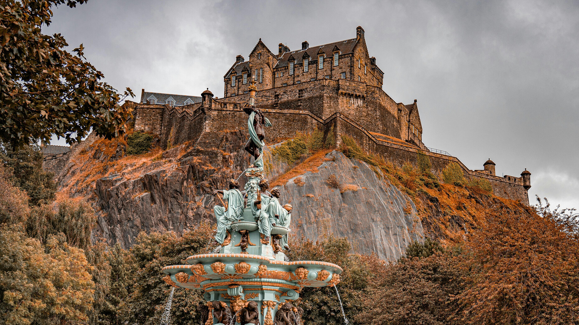 Step back in time by visiting Edinburgh | Meer