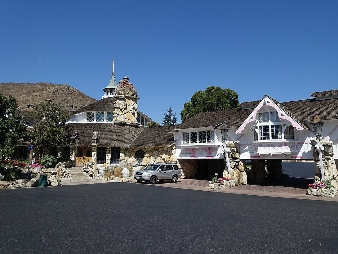 Staying at California’s most unique motel, the Madonna Inn | Meer